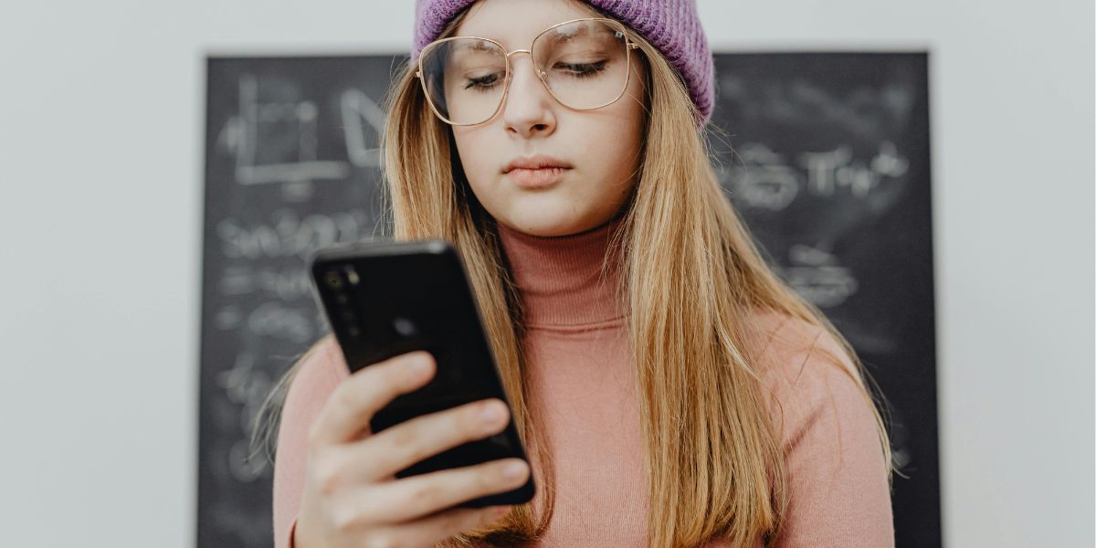 My Girlfriend Is Online but Not Replying [ANSWERED] - Advice for Her